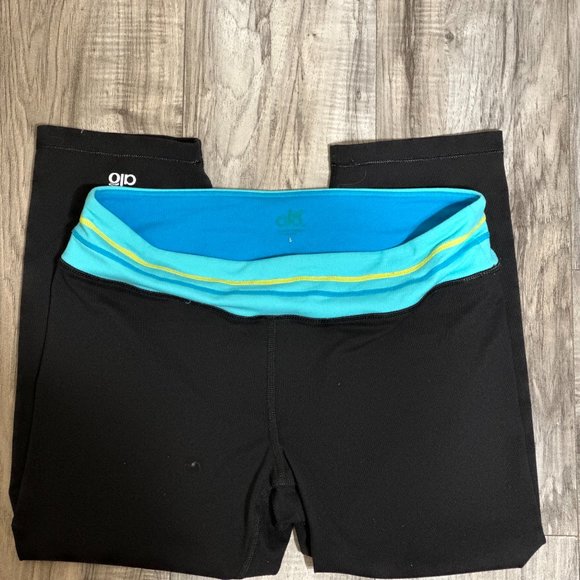 ALO Yoga | Pants & Jumpsuits | Alo Womens Alosoft Iconic 9s Capri Black ...